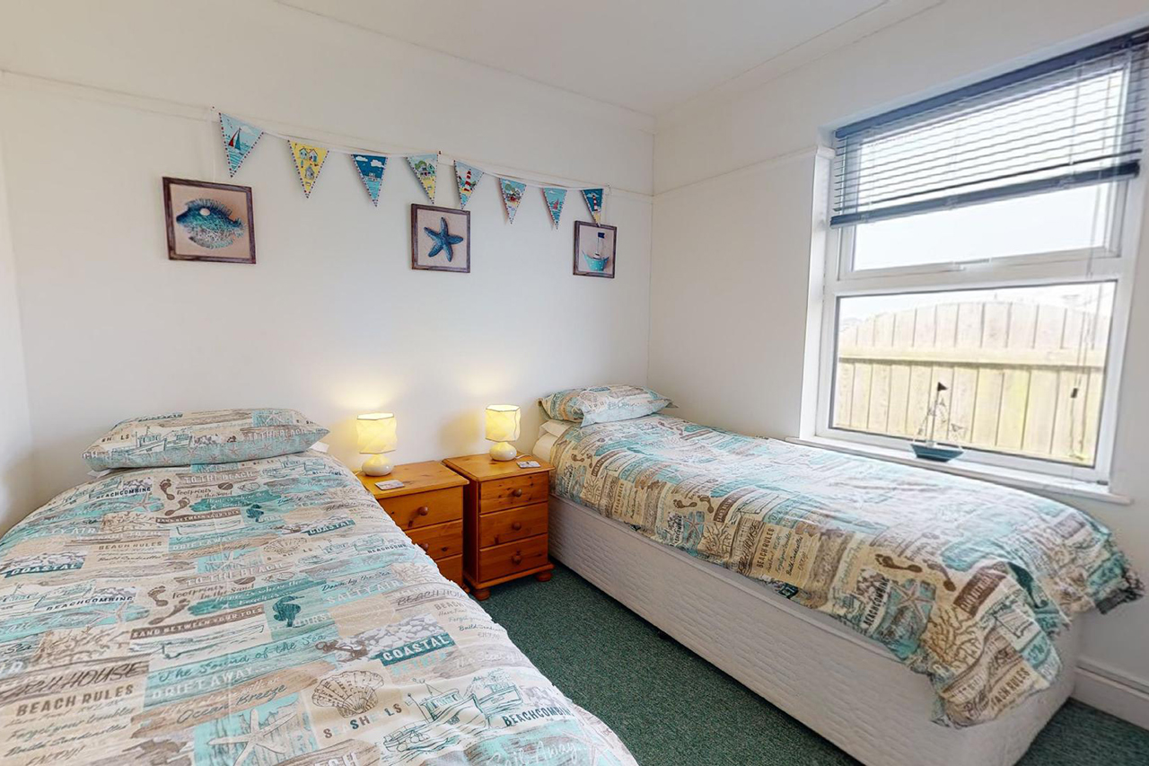 Cockleshell Cottage, with easy access to Lizard village, Cornwall