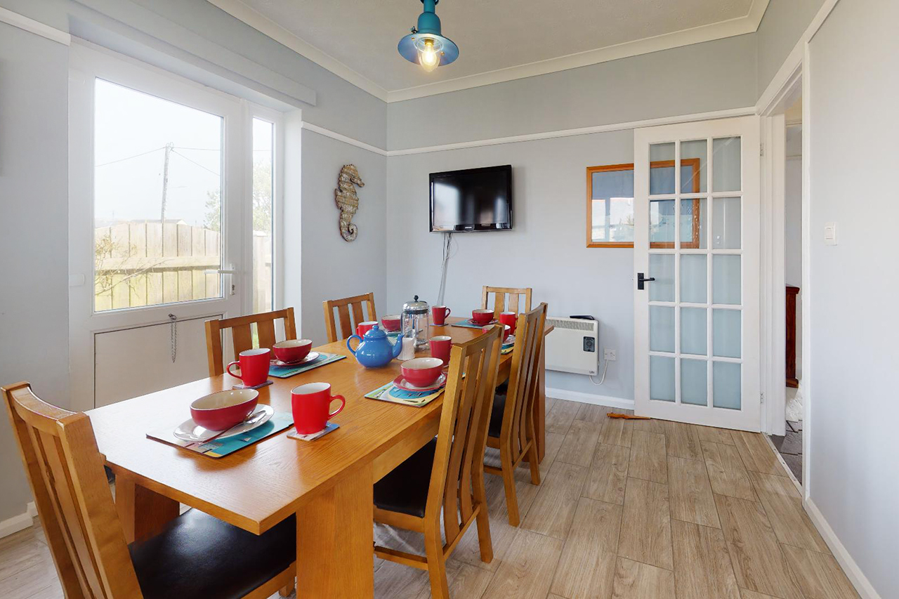 Cockleshell Cottage, with easy access to Lizard village, Cornwall