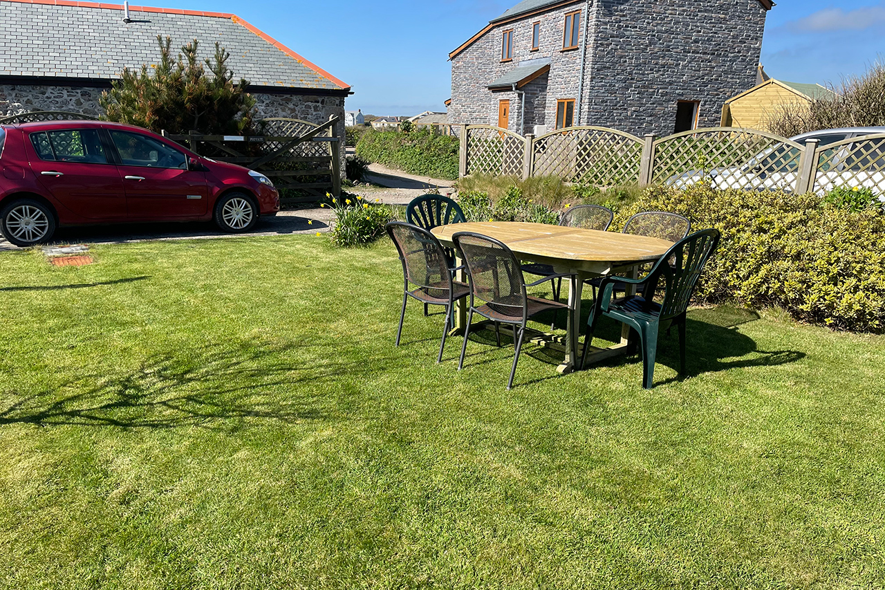 Cockleshell Cottage, with easy access to Lizard village, Cornwall