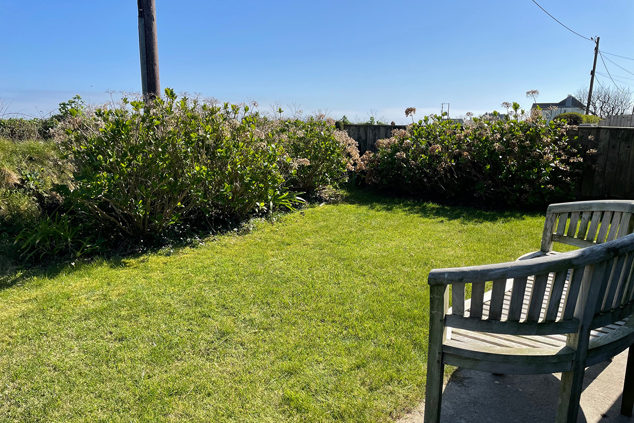 Cockleshell Cottage, with easy access to Lizard village, Cornwall