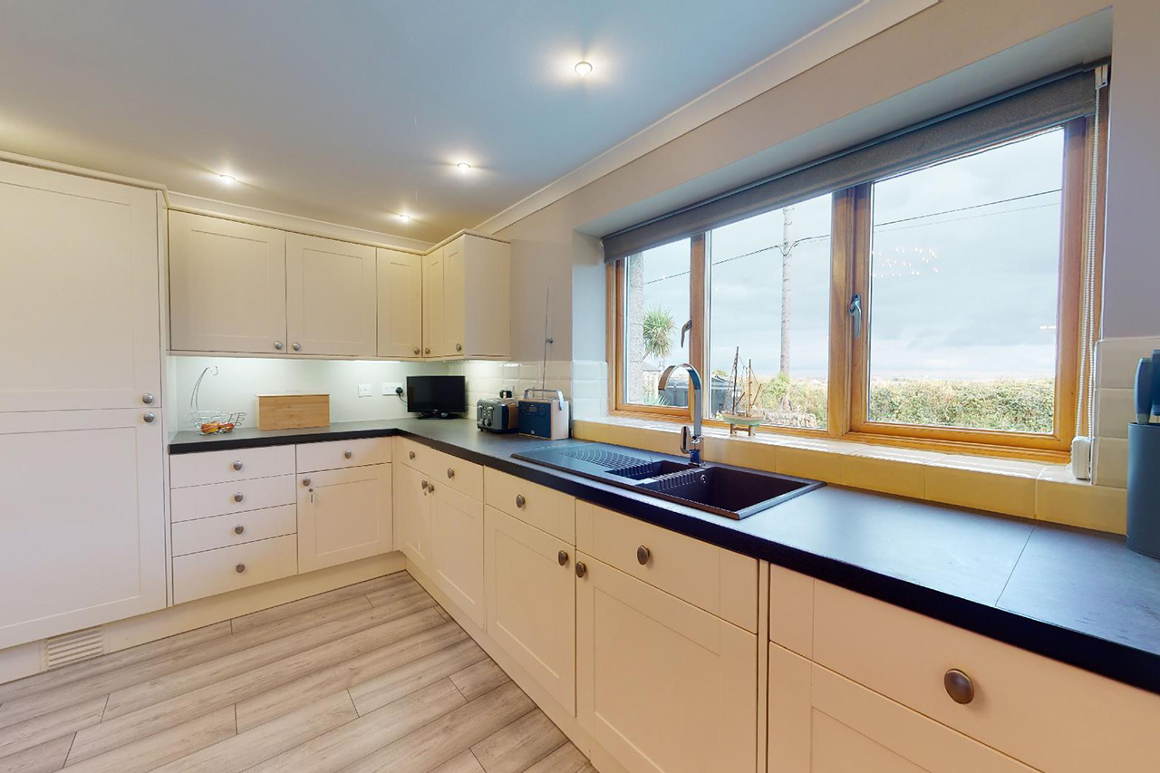 Camellia Cottage, Lizard